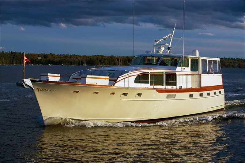 Unique Charter-Motoryacht Trumpy 58